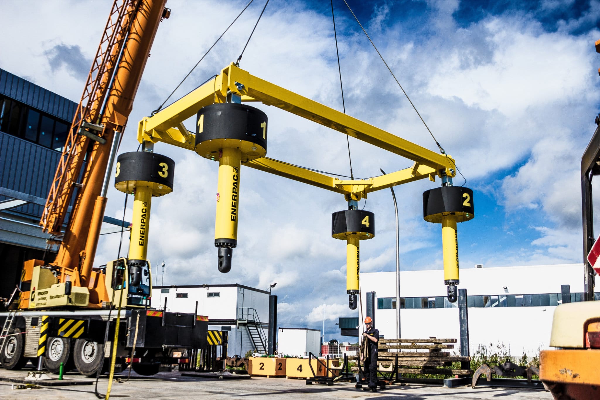 Enerpac Focus on Synchronised Multi-Point Lifting Solutions - HeavyTorque